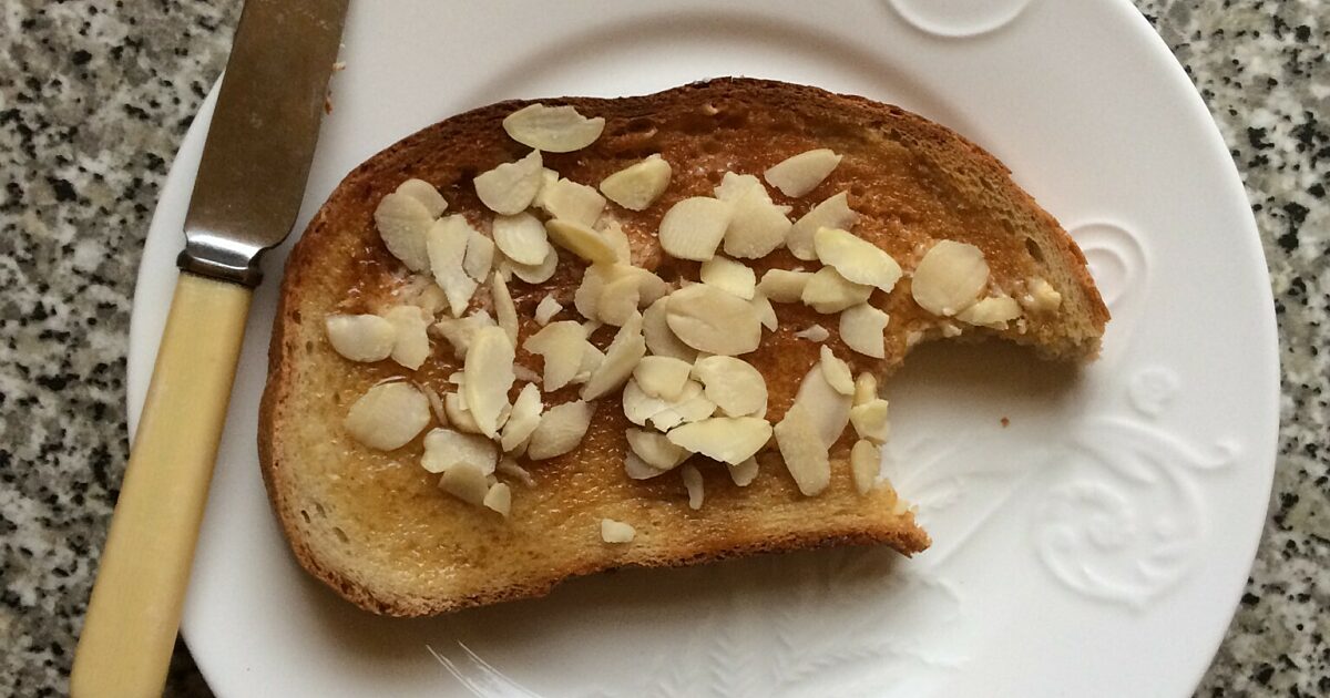 FabFlour | Toast with honey and almonds